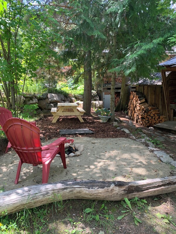 Cabin In Mountain Station - Easy Walk To Town And Bordering The Rail To Trail - Nelson