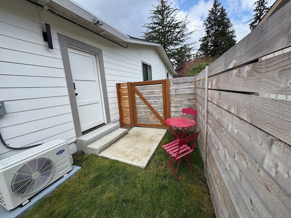 Charming Entire Guesthouse In Bellevue, 2 Minutes To I-90 - Bellevue, WA