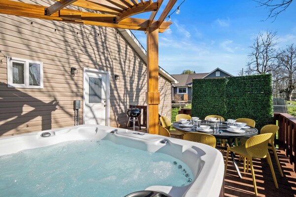 Adventure Basecamp, Walks To Kaymoor And Long Point Trails, Hot Tub & Game Room - Fayetteville, WV