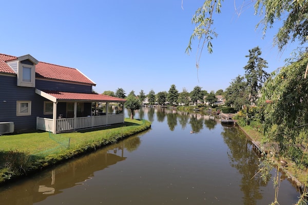 Leuk Vakantiehuis Aan Het Water Met Steiger - Hellevoetsluis