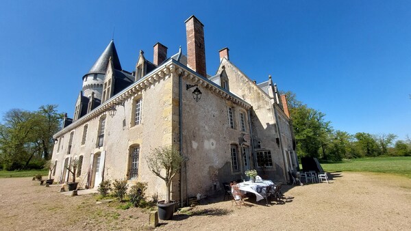 Le Château De Farges Gîte De Groupe 14 Personnes Sur 300 M² Avec 6 Chambres - Saint-Amand-Montrond