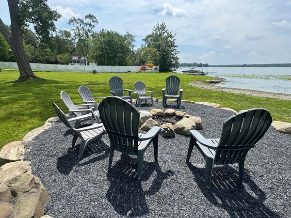 Ultimate Lakeside Getaway On 5 Acres - Private Dock, Kayaks, Fire Pit - Sleeps 8 - Washingtonville, NY
