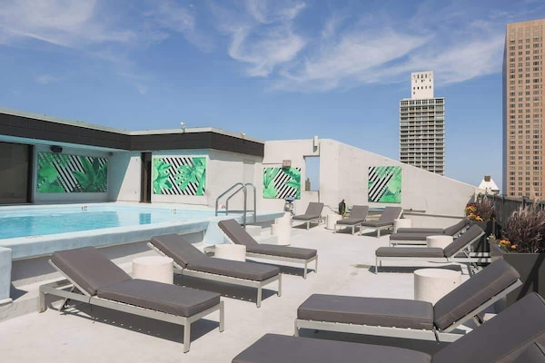 Luxury Designer Penthouse Nw | Pool | Gold Coast - Grant Park, IL