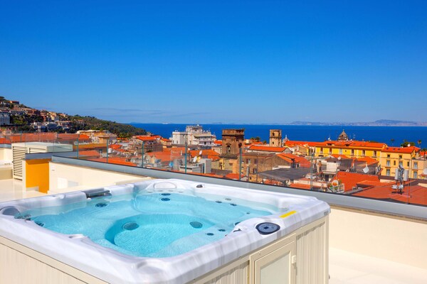 Amore Rentals - The Square, Luxury Penthouse With Sea View And Jacuzzi In Piazza Tasso - Sorrento