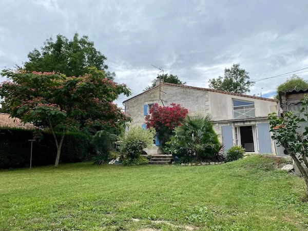 Homerez - Maison Familiale Spacieuse à Niort Avec Jardin - Niort