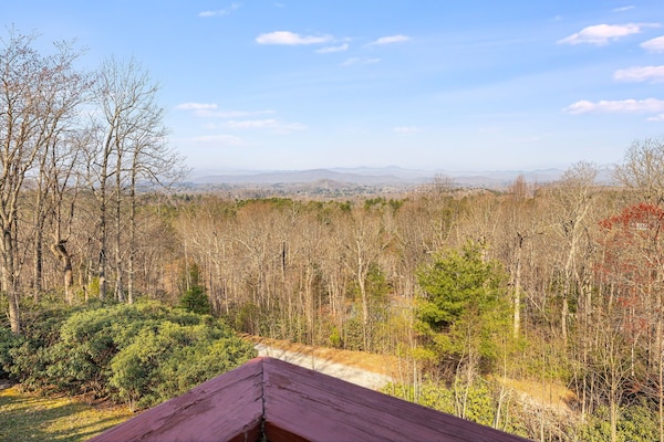 Pisgah View By Cm | Pet-friendly Cabin With Mountain Views - Hendersonville, NC
