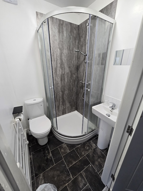 Signature Single Room - Private Bathroom Room 3 - Burnley
