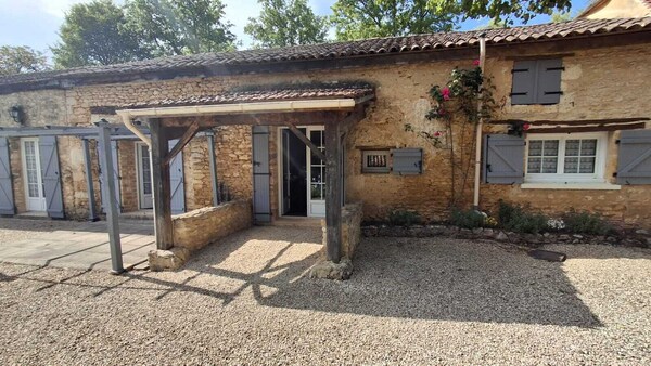 Gîte Périgord Avec Piscine Et Vue Sur La Nature, Animaux De Compagnie Acceptés ! - Trémolat