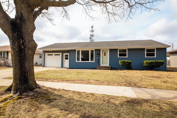 1 Block To Lambeau 3 Br, Sleeps 6  Pet-friendly - Green Bay, WI