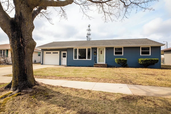 1 Block To Lambeau 3 Br, Sleeps 6 Pet-friendly - Green Bay, WI