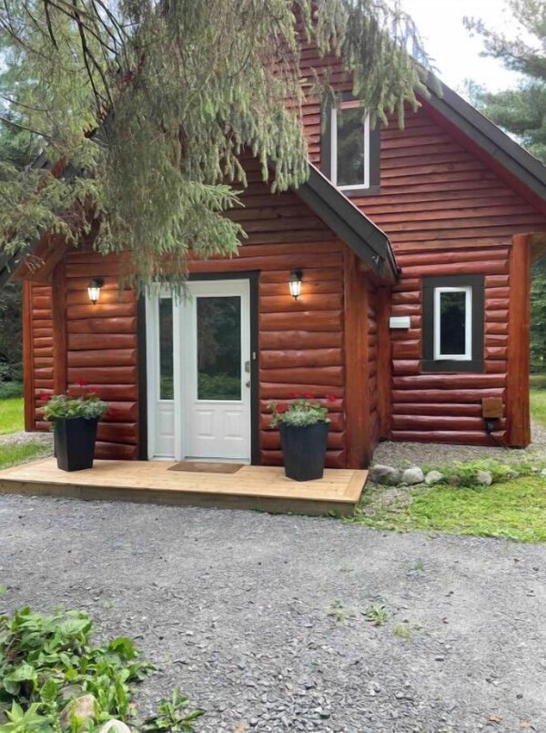 Quaint Country Cottage & Private Hot Tub - Sainte-Agathe-des-Monts