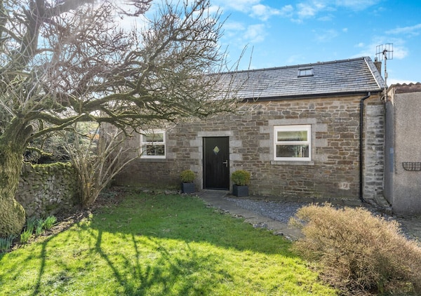 Snelslow Barn - One Bedroom House, Sleeps 2 - Edale