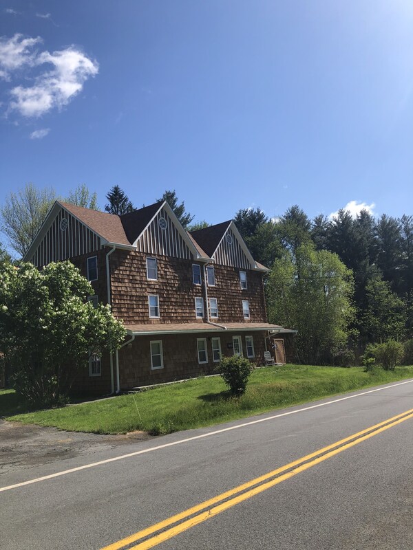 Brand New! Just 8 Minutes To Bethel Woods 2 Bedroom, 3rd Floor Apartment - Narrowsburg, NY