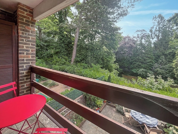 2 Bedroom Accommodation In Dorking - Dorking