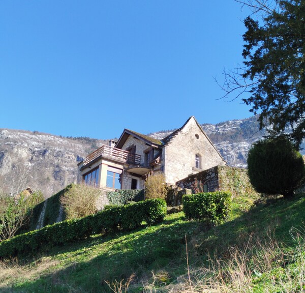 Bohemian Holiday Home With Lake View - Chambéry