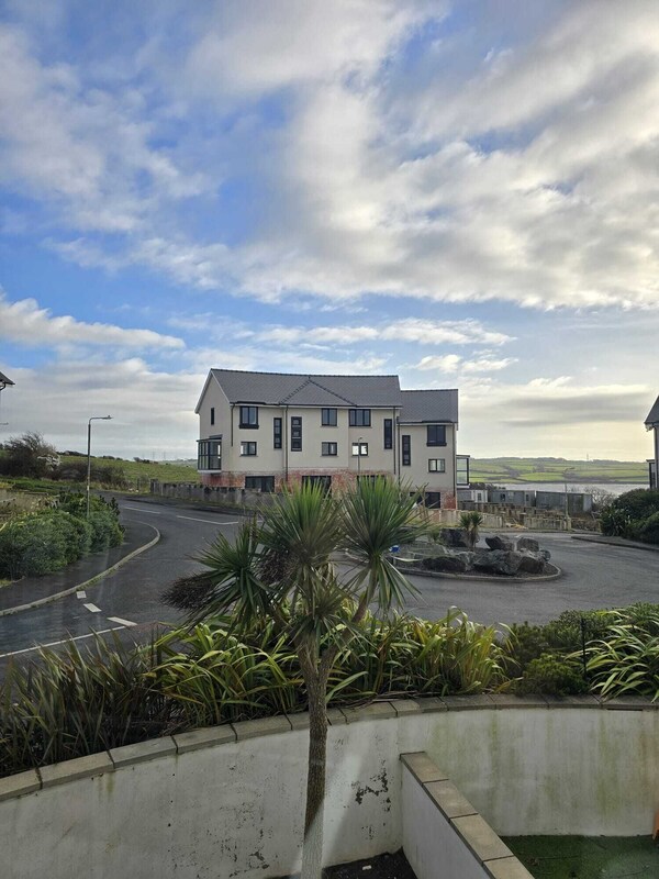 Penfro Sea View- 3 Bedrooms Available - Freshwater East
