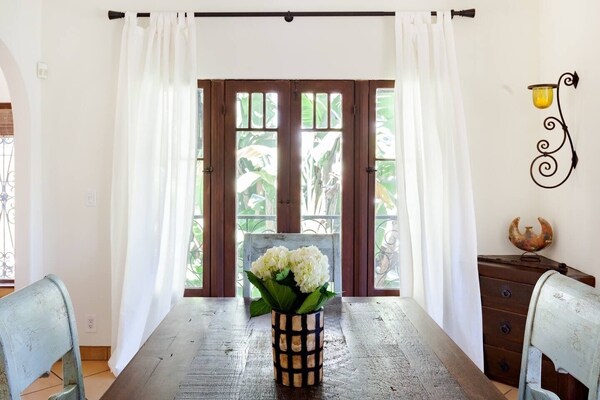 Hollywood Hills Designer Villa/duplex With Authentic Charm - Los Angeles, CA