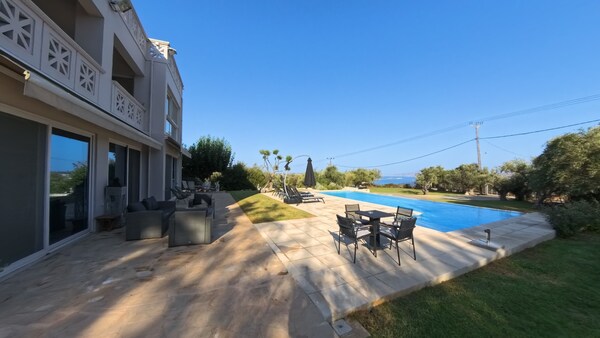 Boutique Chania Escape With Pool, Garden & Sea View - 干尼亞