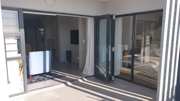 Convenient 2 Bed, 2 Bath Getaway In Burgundy Estate - 開普敦