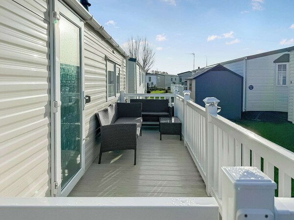 2 Bedroom Accommodation In Rhyl - Rhyl