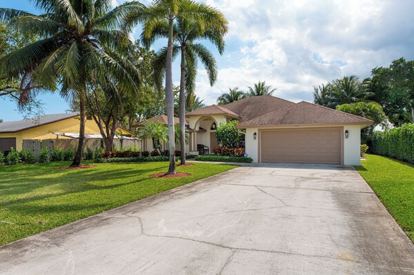 Waterfront Getaway! 3br On Canal + Row Boat  Near Beach & Atlantic Ave Fun! - Boca Raton, FL