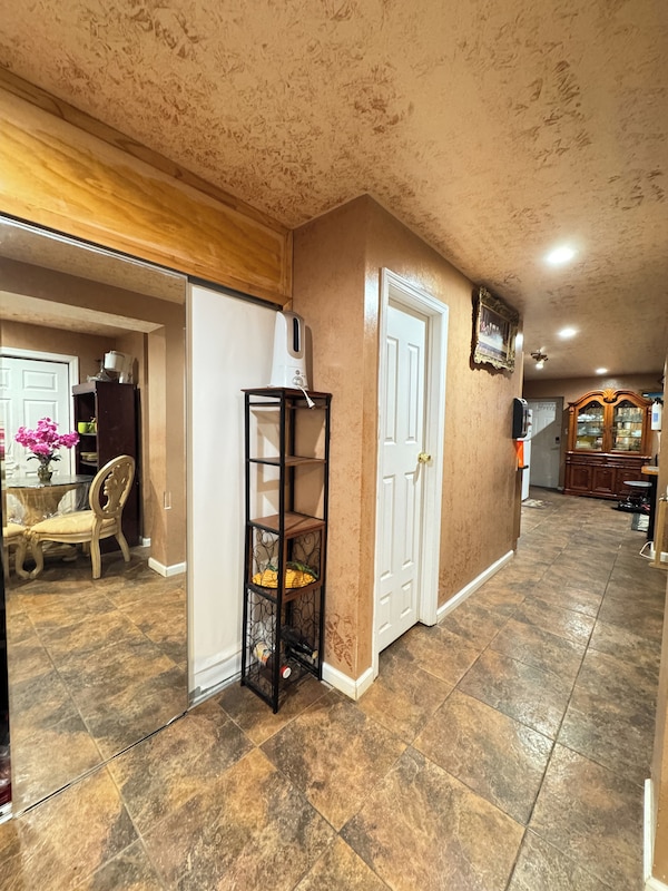 \Nspacious Quaint Central Studio - Roslyn, NY