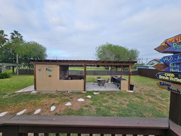 The Porch. 2 Bedroom House With A Beautiful Yard! - Aransas Pass, TX
