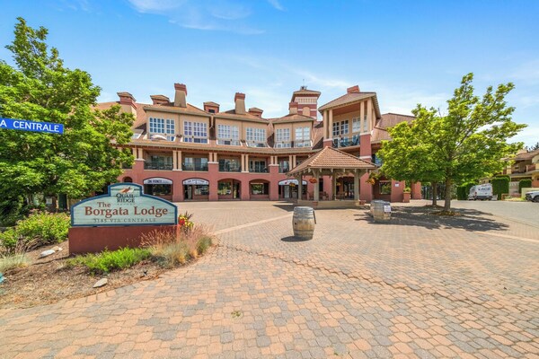 Walk Up Studio Steps From The Golf Course - 101b - Kelowna