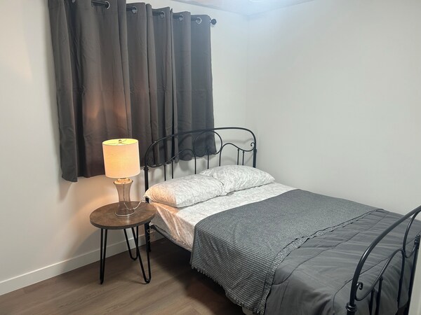 Chetiks Cozy Basement Suite In Se Calgary - Calgary