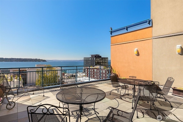 Dt Seattle's Yellow Gem/ Rooftop View/99% Walkable/pool/spa/pets/secure Parking! - Kirkland, WA