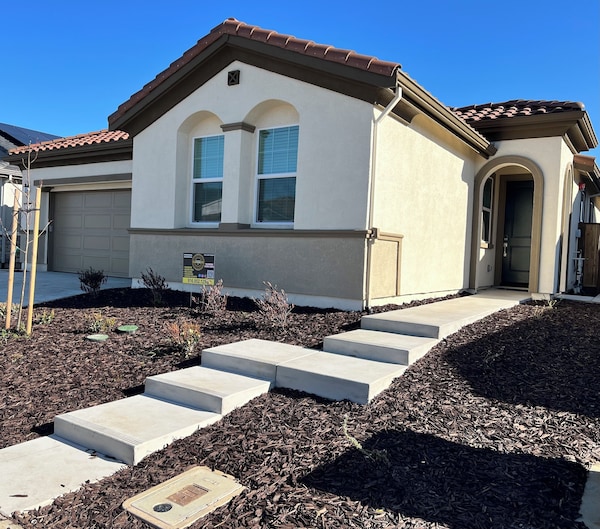 Beautiful New Home In Elk Grove - Cool Getaway - Elk Grove, CA