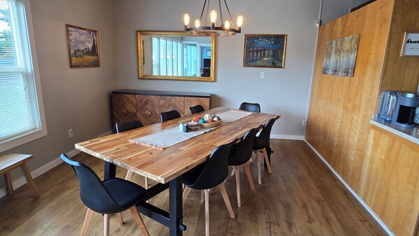 Diamond Point Escape~ Peaceful Retreat, Water Views, King Bed & Arcade Game Room - 포트 타운센드