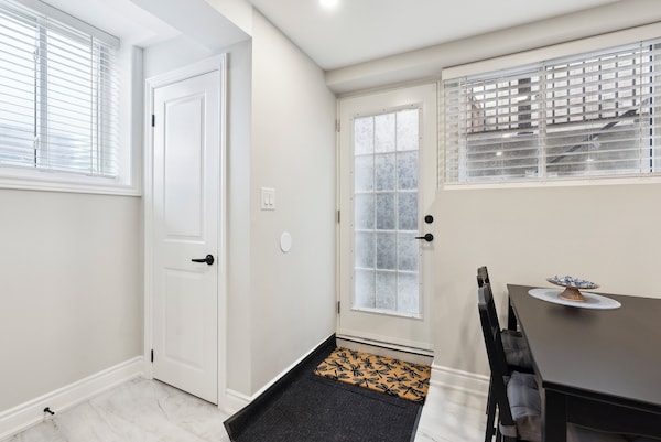 Baker Hill Executive Suite - 2 Bedroom Basement Apartment W/ Full Kitchen & Bath - アックスブリッジ