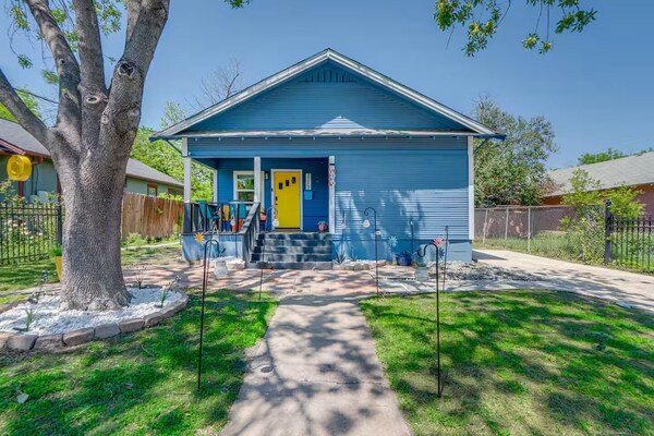 Groovy Gated Home In The Heart Of Sa - Alamo Heights, TX
