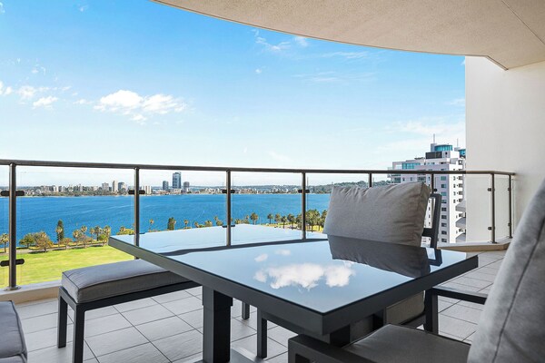Executive Riverfront Retreat With Stunning Views - Nedlands