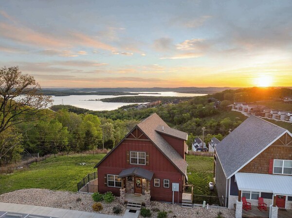 Gorgeous Hilltop Lake View!  Great Location! - Branson, MO