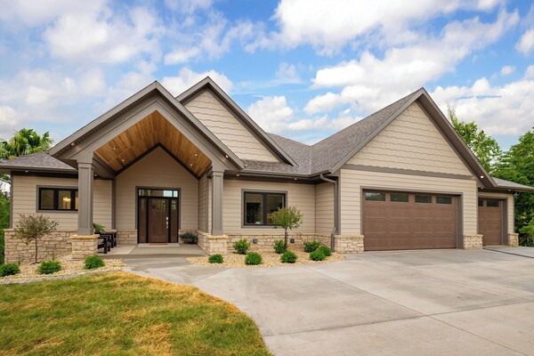 New Luxury Home Overlooking The General - Golf Simulator, Game Room, Hot Tub! - Galena, IL