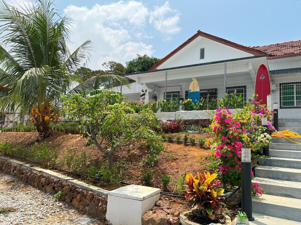 Private Port Dickson Getaway: Charming 3-bedroom Villa With Ac & Wifi - Port Dickson
