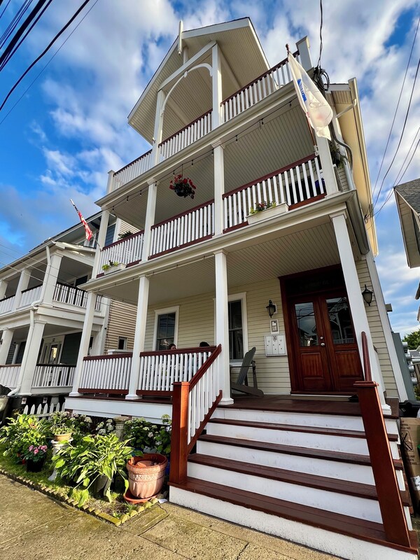 3-br Apartment In Magical Ocean Grove, 1 1/2 Blocks To Beach With Ac, Wifi - Belmar, NJ