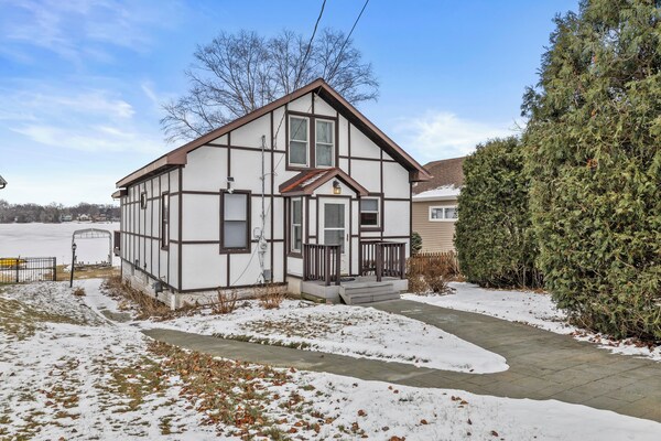 Charming 2-bedroom Lake House Directly On Cross Lake - Splash Pad, Lindenhurst