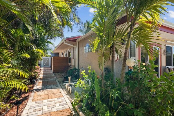Your Own Tropical Oasis With A Fabulous Pool 1 Min From The Beach - Cocoa Beach, FL