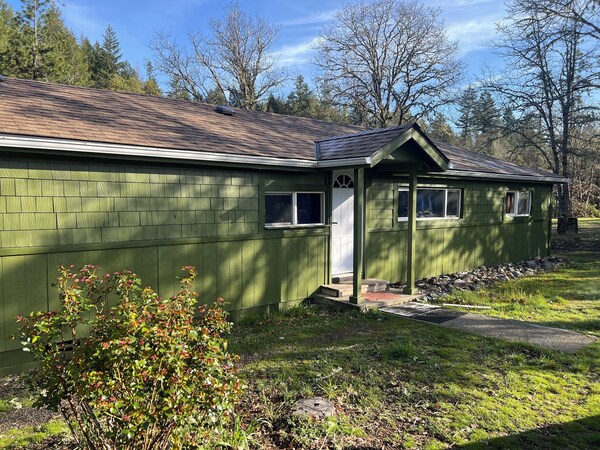 Enjoy The Hobbit House! \Ncharming 2-bedroom 1-bathroom House In Kerby, Oregon - Cave Junction, OR