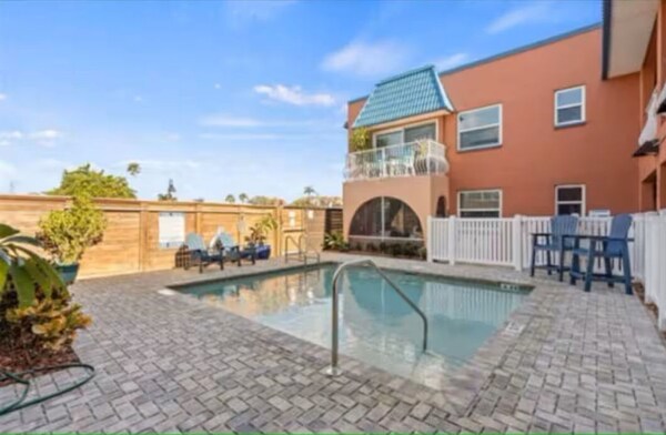 Luxury 1/1 Condo Fully Upgraded Rite Near Beach Access - Redington Beach, FL