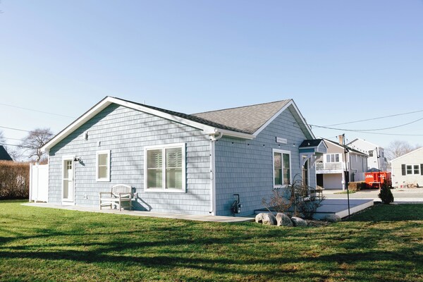 Charming Scarborough Beach, Narragansett 3-bedroom Home Getaway - Rhode Island