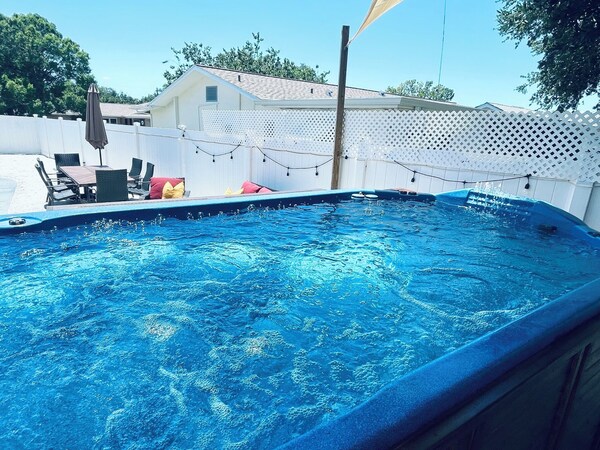 Beach Resort Retreat Accessible Home Jacuzzi 3 Bedrooms / 2.5 Baths - Clearwater, FL