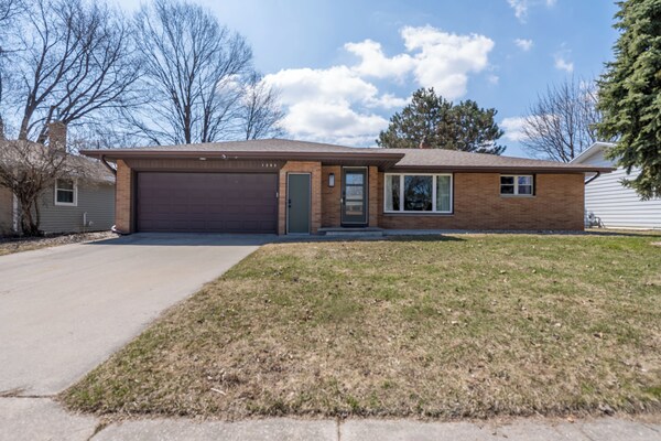 Spacious 4br, 2ba Home Just Steps From Lambeau Field - Prime Location! - Green Bay, WI
