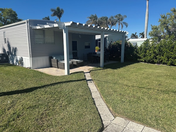 Charming 2-bedroom Mobile Home With Ac, Wifi In Phenomenal Fort Myers - Fort Myers Beach, FL