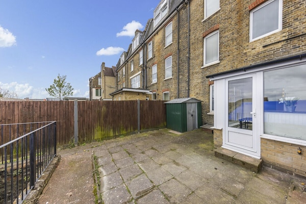 Spacious Home In The Heart Of Medway | Sleeps 6 - St Leonard's Tower