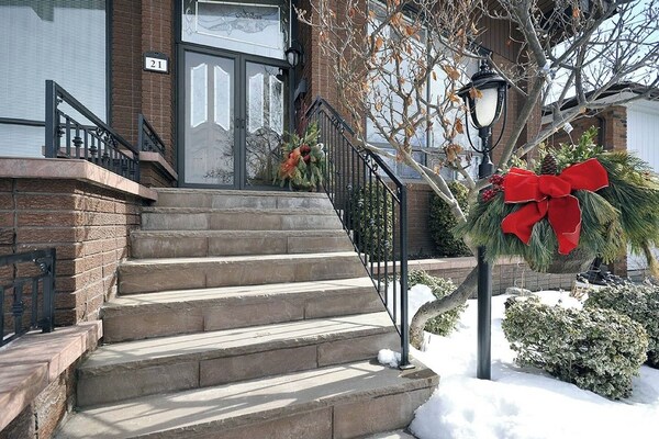 Gorgeous Peace Room In A Stunning Chalet Style Home -- Yyz - Vaughan