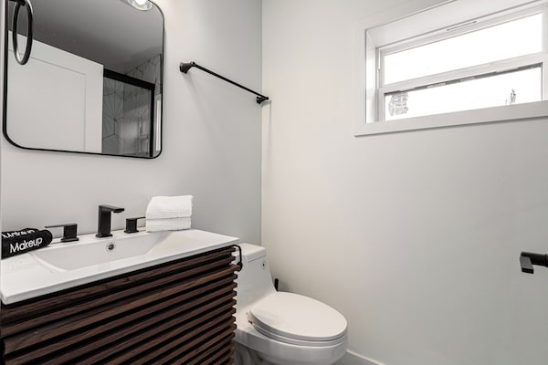 Modern Condo In Louisville Close To Tbt Tournament - New Albany, IN